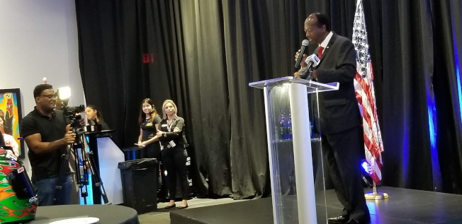 殷格斯競選奧蘭多市長 挑戰現任戴爾 華裔助陣 - 世界新聞網